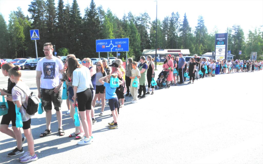 Avajaisissa | Tuurin Normal-kauppaan jouduttiin jonottamaan | J-Pnews